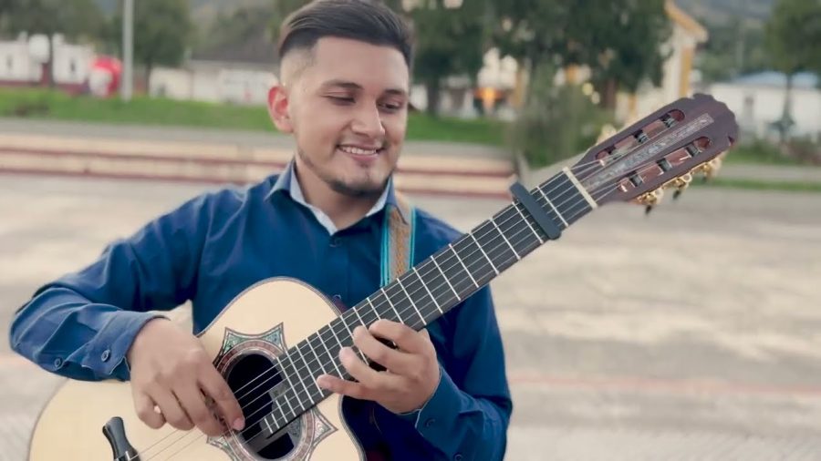 Guitarra requinto - Congas Instrumento